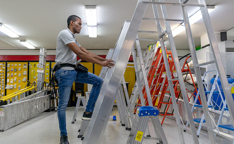A Quick and Dirty Guide to Choosing the Right Ladder – SafeStart